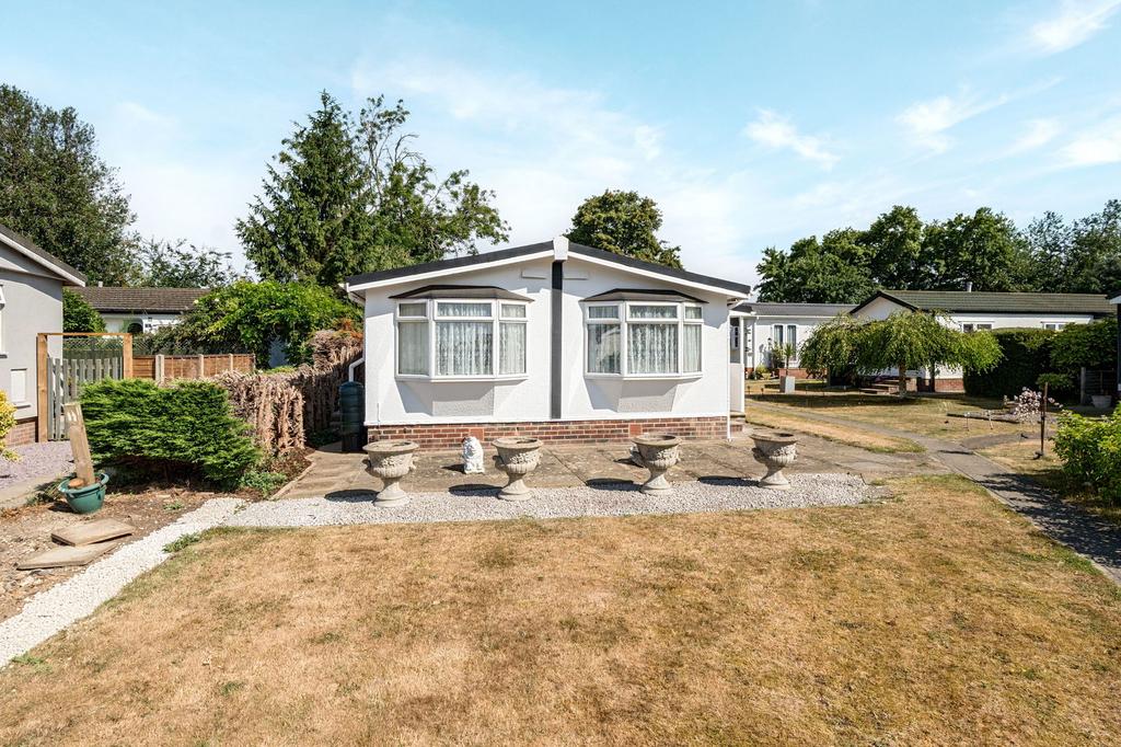 Kings Langley WD4 2 bed park home for sale - £210,000