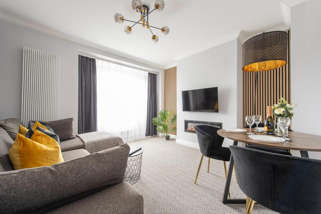 Tooting Grove, Tooting SW17 2 bed flat - £500,000