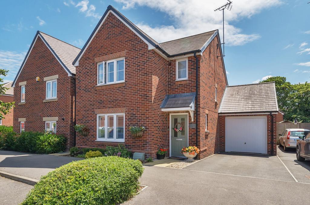 Bello Abbey Way, Alton, Hampshire, GU34 3 bed detached house - £475,000
