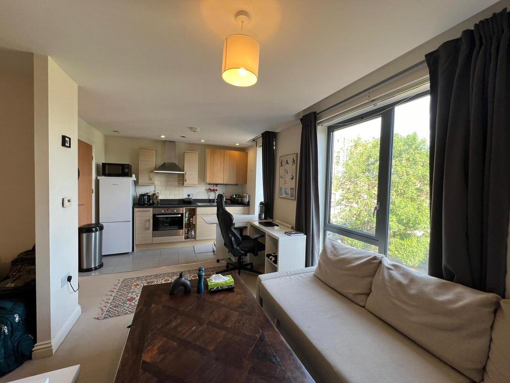 1 Joslin Avenue, NW9 Studio - £1,350 pcm (£312 pw)