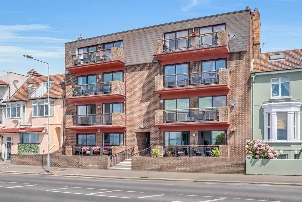 Eastern Esplanade, Thorpe Bay SS1 2 bed apartment for sale - £550,000