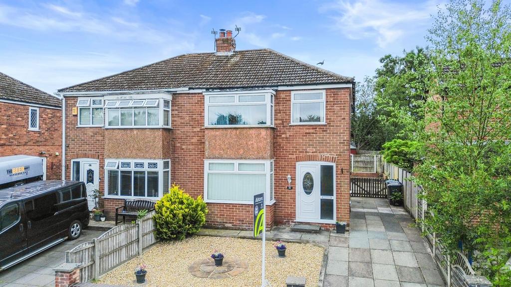 Blenheim Road, Ashton-In-Makerfield, WN4 3 bed semi-detached house for sale - £195,000
