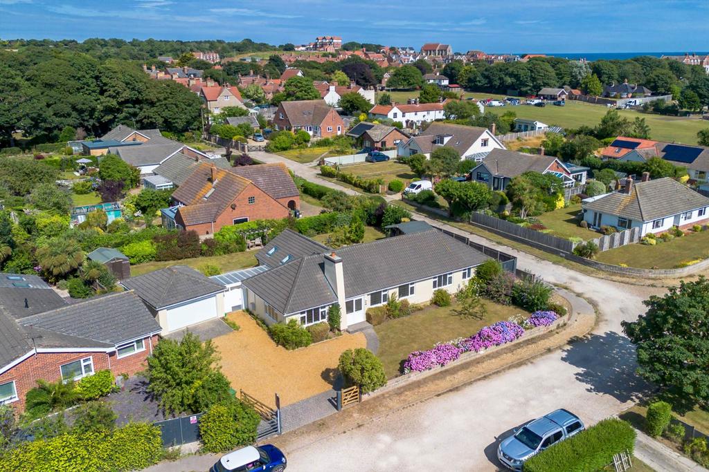 Meadow Drive, Norwich NR11 4 bed detached bungalow - £695,000