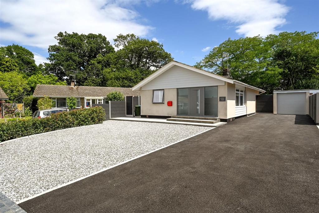 Furners Mead, Henfield 2 bed detached bungalow for sale - £625,000