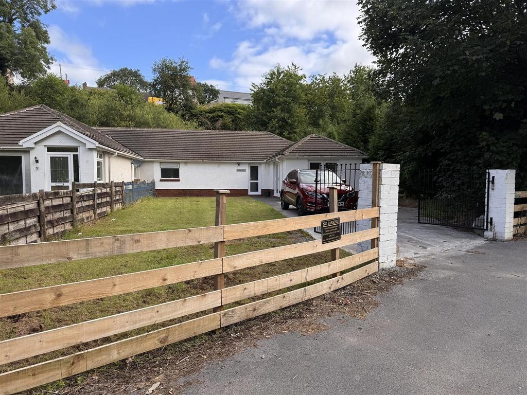 Tabernacle Road, Glanamman, Ammanford 3 bed semi-detached bungalow - £ ...