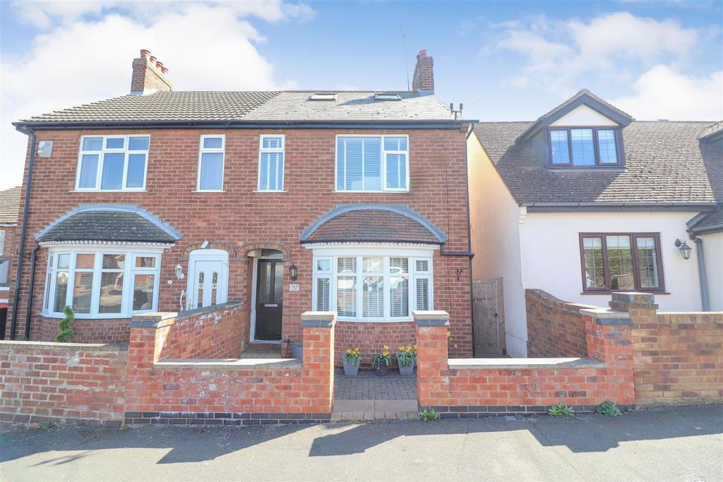 Fern Road, Rushden NN10 3 bed semi-detached house - £300,000