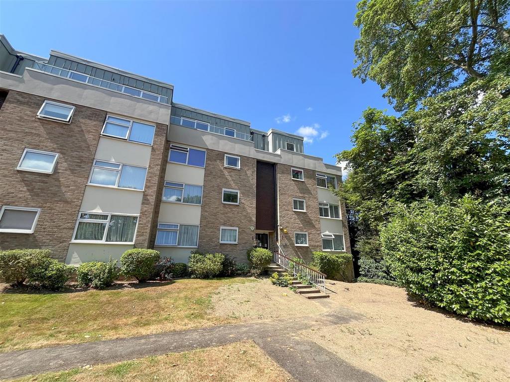 The Rutts, Bushey Heath, Bushey 3 bed apartment for sale - £425,000