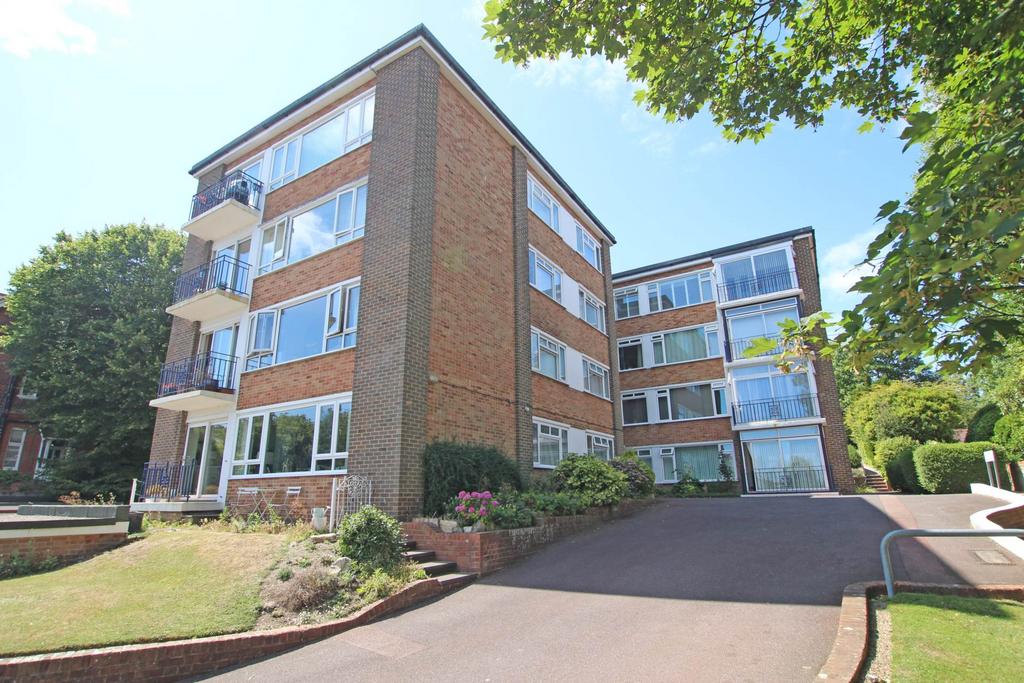Carlisle Road, Eastbourne, BN20 7TD 2 bed flat for sale - £270,000
