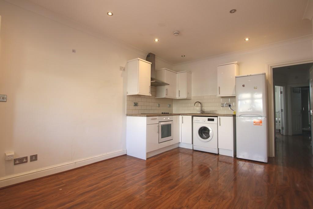 Villiers Road, Willesden, London 2 bed flat - £2,100 pcm (£485 pw)