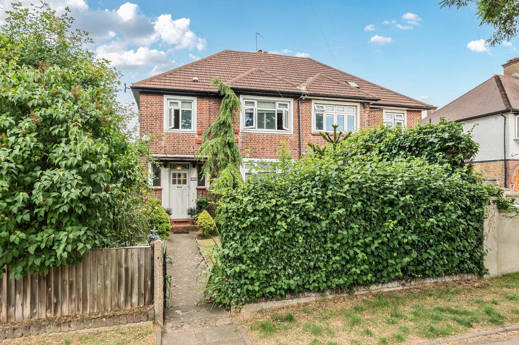 Barnet Way, London, NW7 3 bed semi-detached house - £625,000