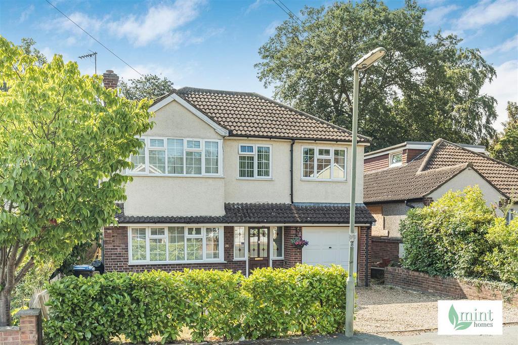 Franklands Drive, Addlestone KT15 4 bed detached house - £750,000