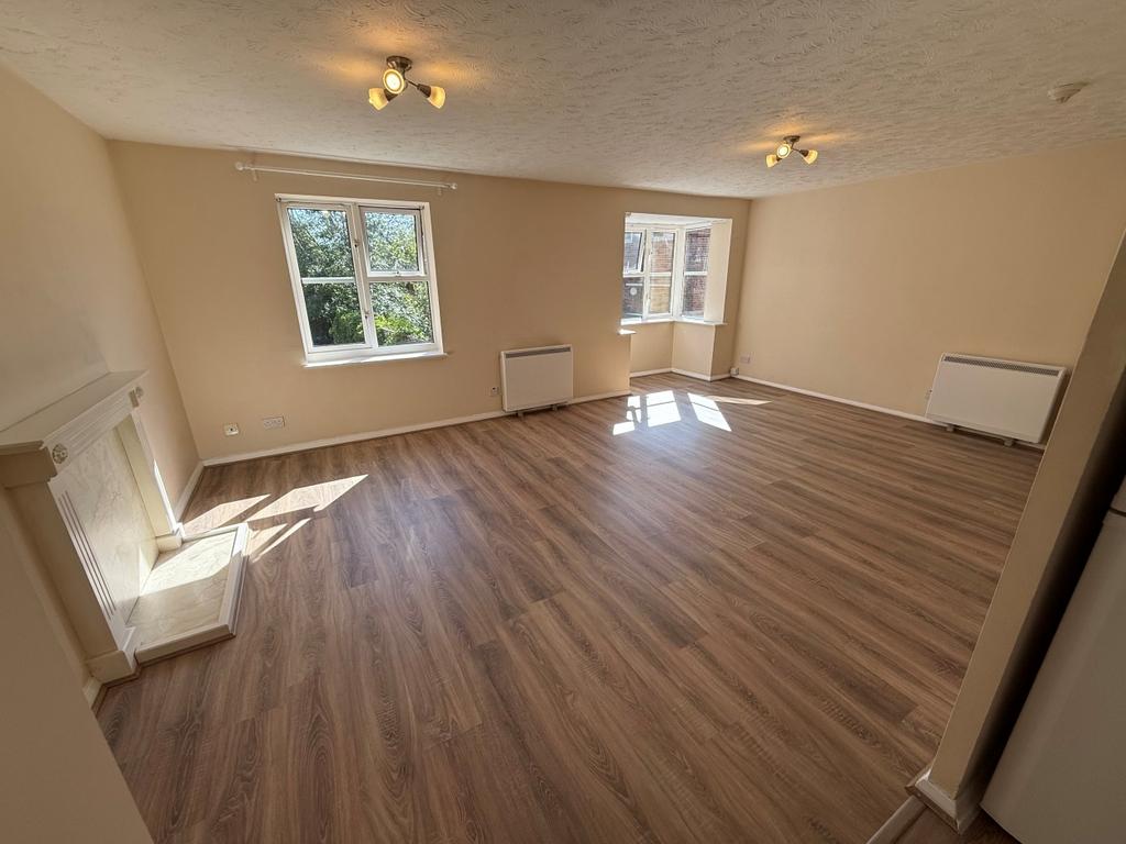 Darwin Court, Gravel Walk, Rochester... 1 bed apartment to rent - £ ...