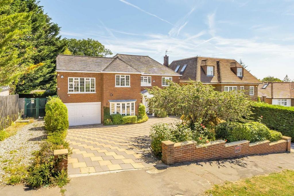Broadgates Avenue, Barnet EN4 5 bed detached house - £6,500 pcm (£1,500 pw)