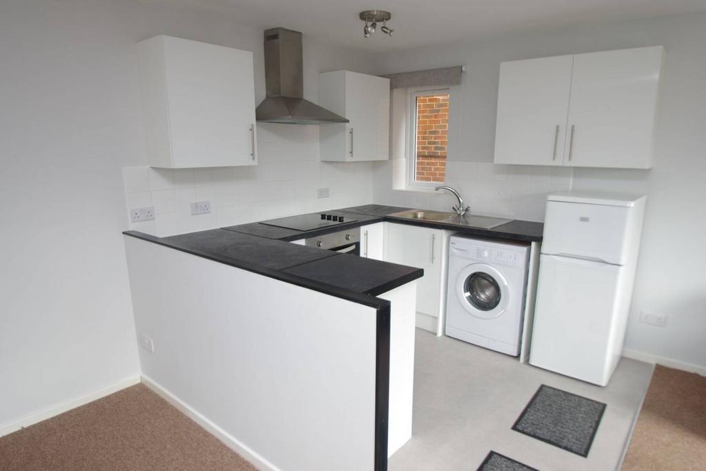 ., Watford, WD18 2 bed flat - £1,400 pcm (£323 pw)