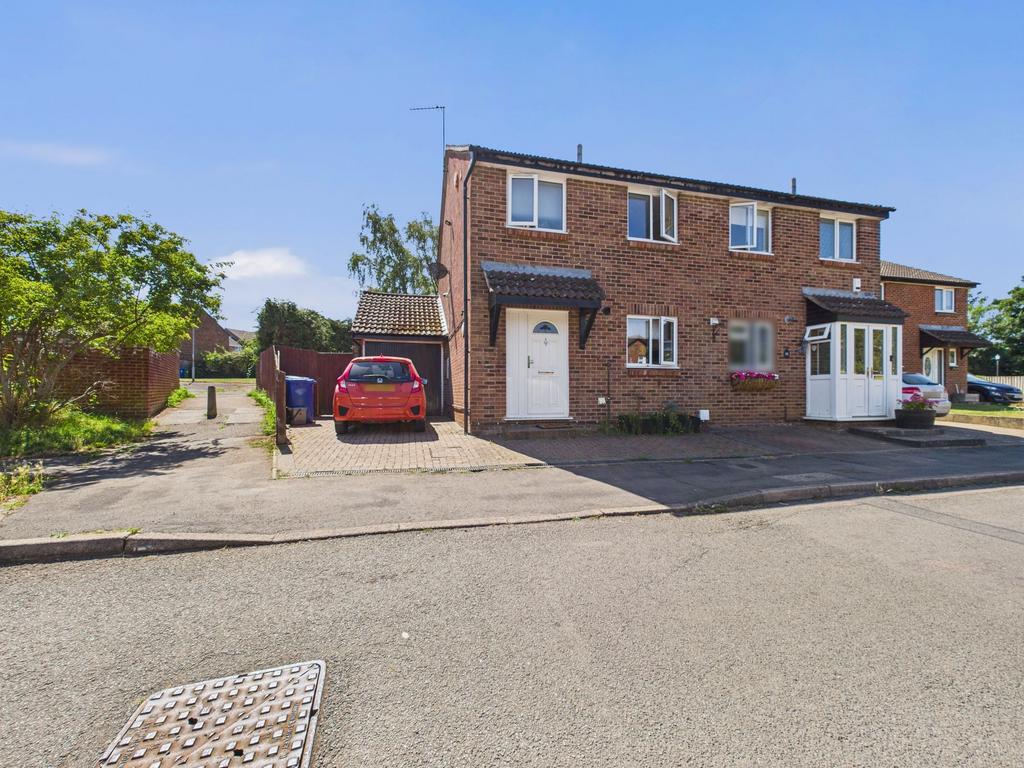 Balmoral Close, Towcester, NN12 3 bed semi-detached house - £1,400 pcm ...