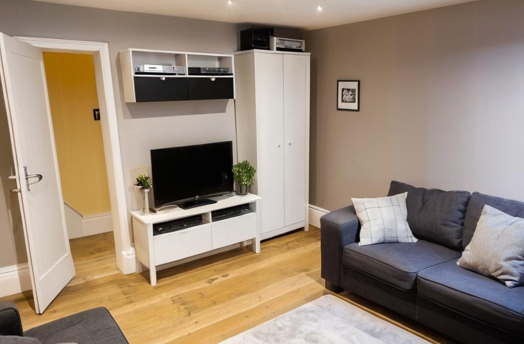 Rutland Gate, London SW7 2 bed flat - £2,450 pcm (£565 pw)