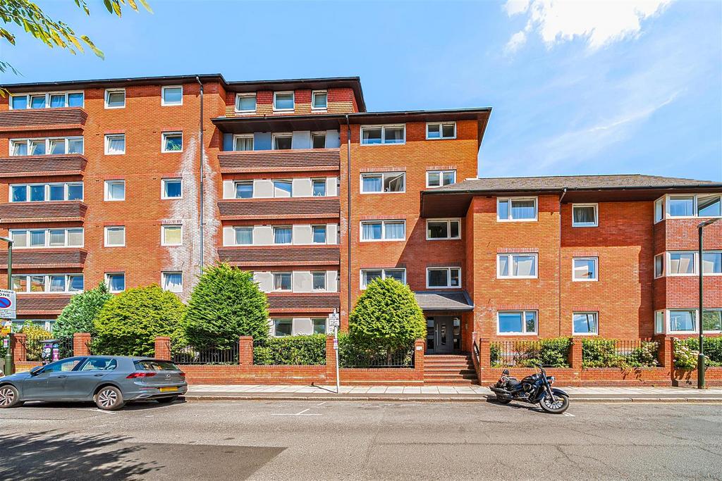 Viscount Point, The Broadway, SW19 1 bed flat - £1,600 pcm (£369 pw)