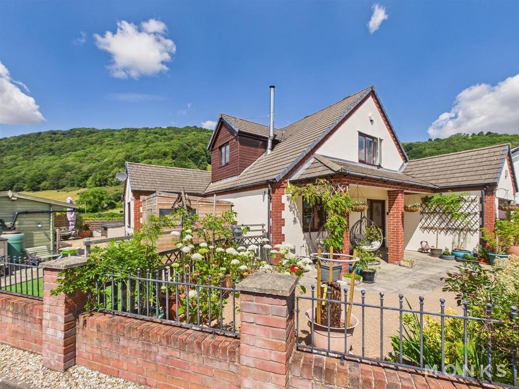 Golfa Close, Middletown, Welshpool 3 bed detached house for sale - £420,000