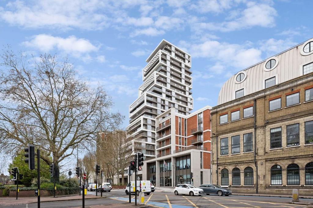 York Place, London SW11 2 bed flat - £3,250 pcm (£750 pw)