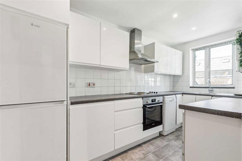 High Street, Kingston Upon Thames KT1 2 bed flat - £1,800 pcm (£415 pw)