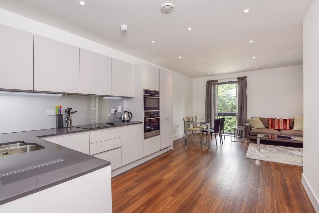 Pipit Drive, Putney, London, SW15 2 bed flat - £2,500 pcm (£577 pw)