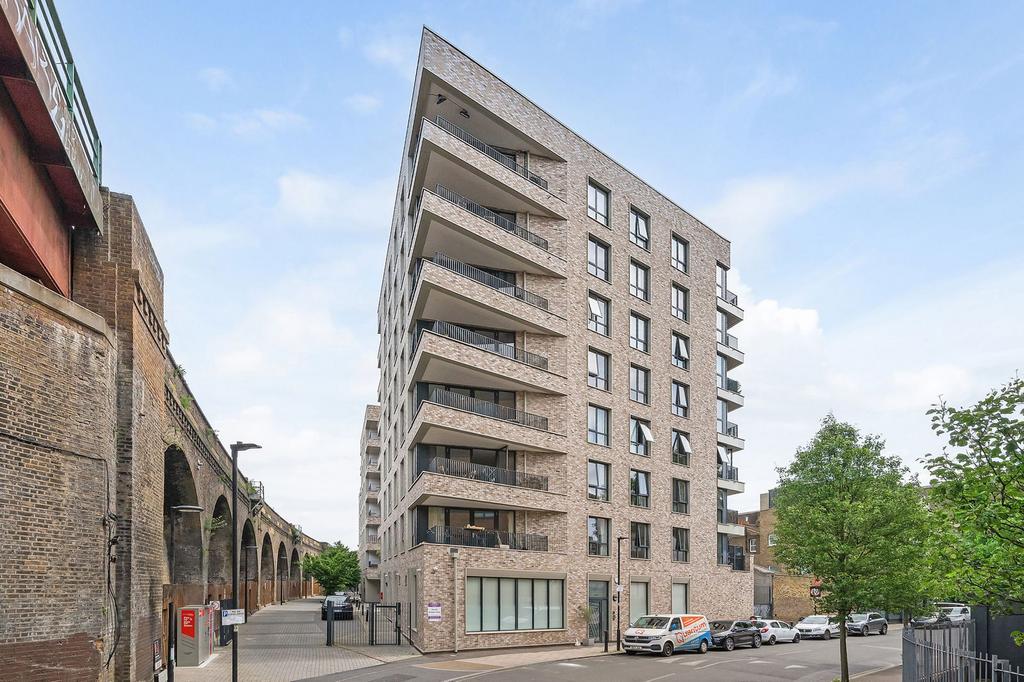 London SW9 2 bed apartment - £2,250 pcm (£519 pw)