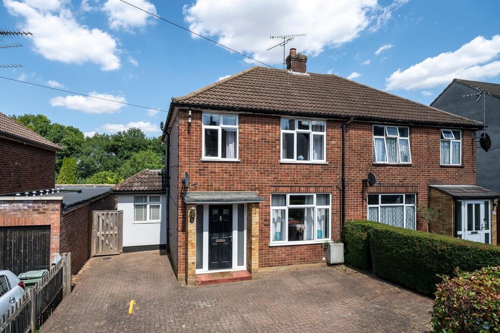 Summer Street, Slip End, LU1 3 bed semi-detached house - £475,000