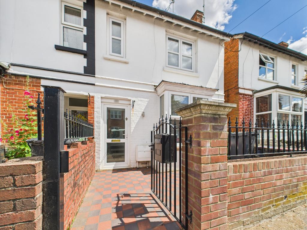 Alexandra Road, Basingstoke, RG21 3 bed end of terrace house - £380,000