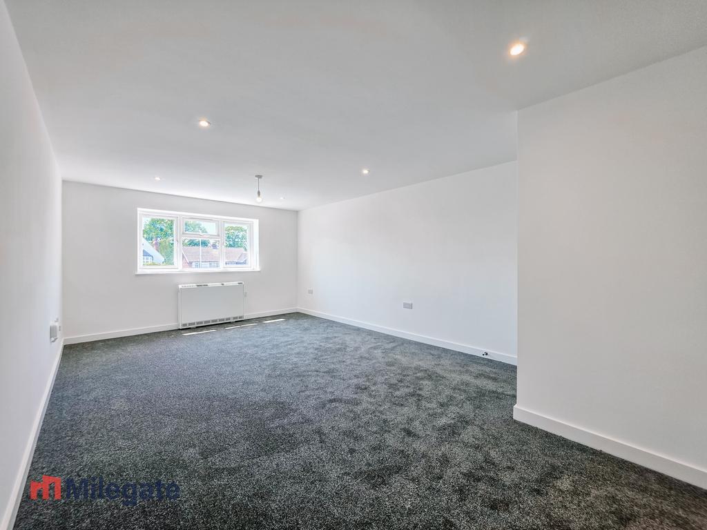 Southend Road, Wickford SS11 2 bed maisonette - £1,250 pcm (£288 pw)
