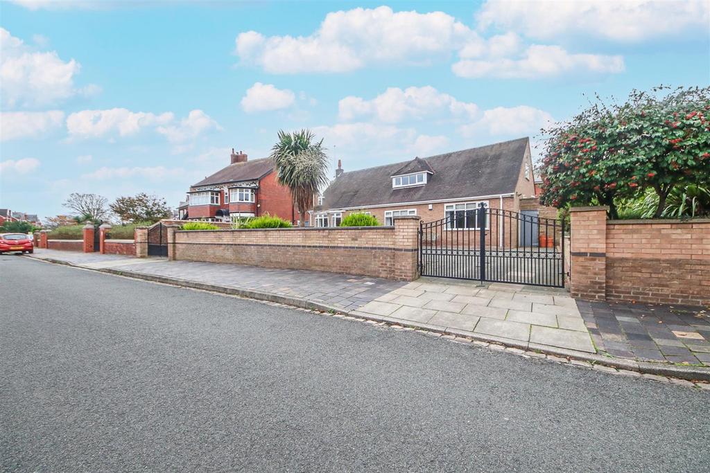 Westbourne Road, Southport PR8 3 bed detached bungalow - £615,000