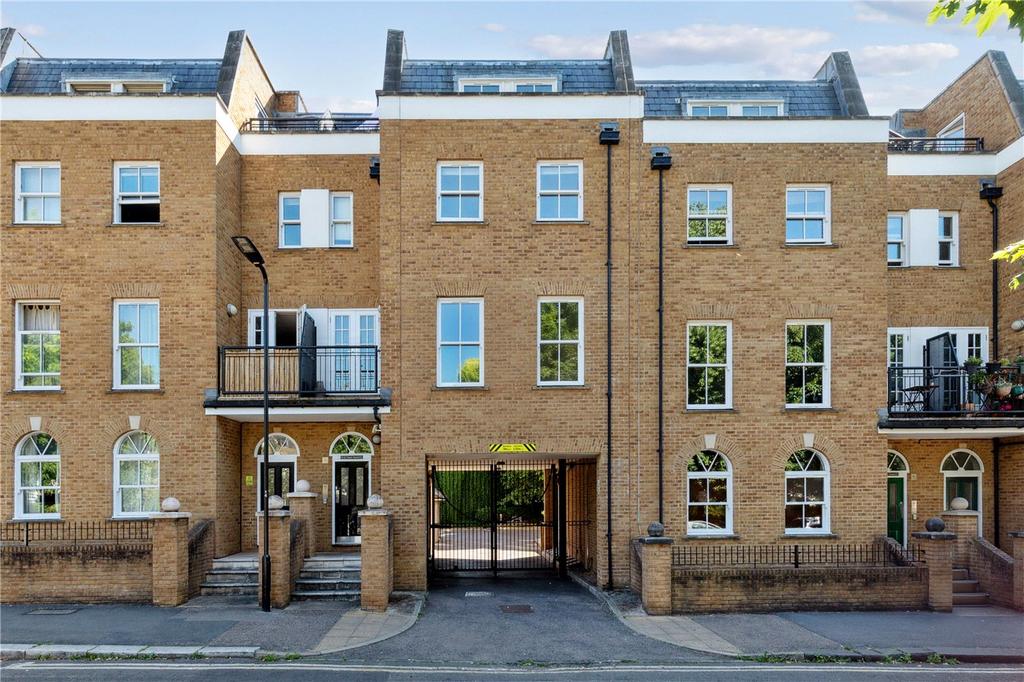 Clapton Square, London, E5 3 bed apartment to rent - £3,200 pcm (£738 pw)
