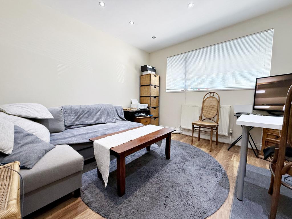 Wellesley Avenue, Iver, SL0 1 bed flat to rent - £1,200 pcm (£277 pw)