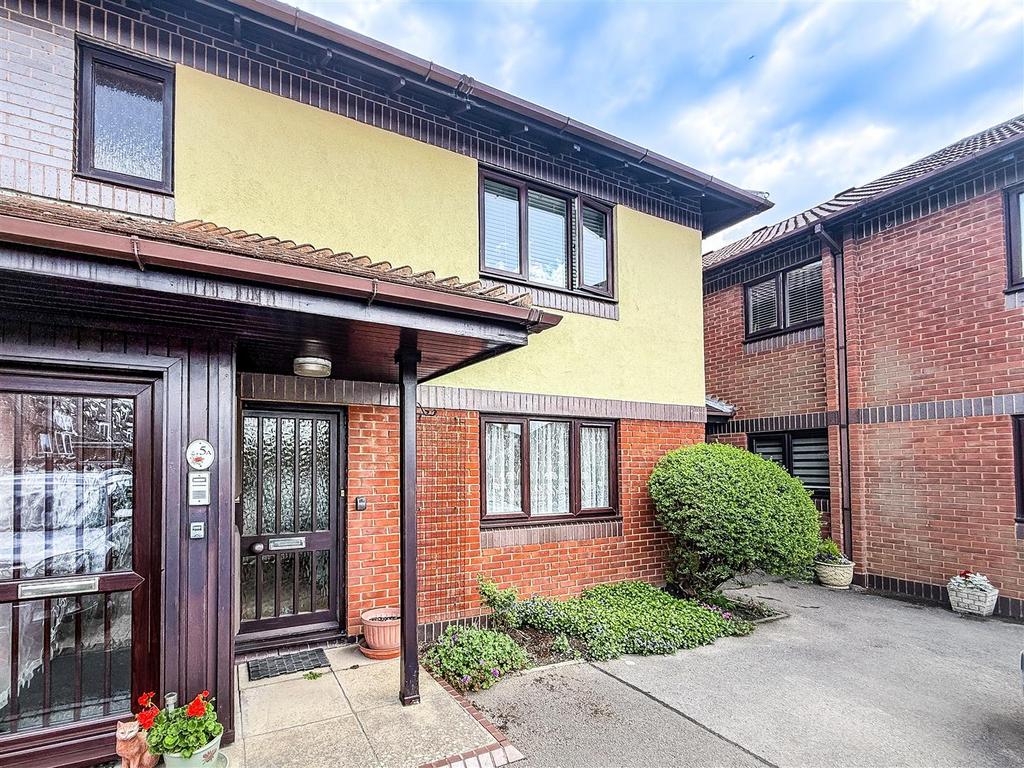 Postern Close, Portchester, 1 bed apartment - £160,000