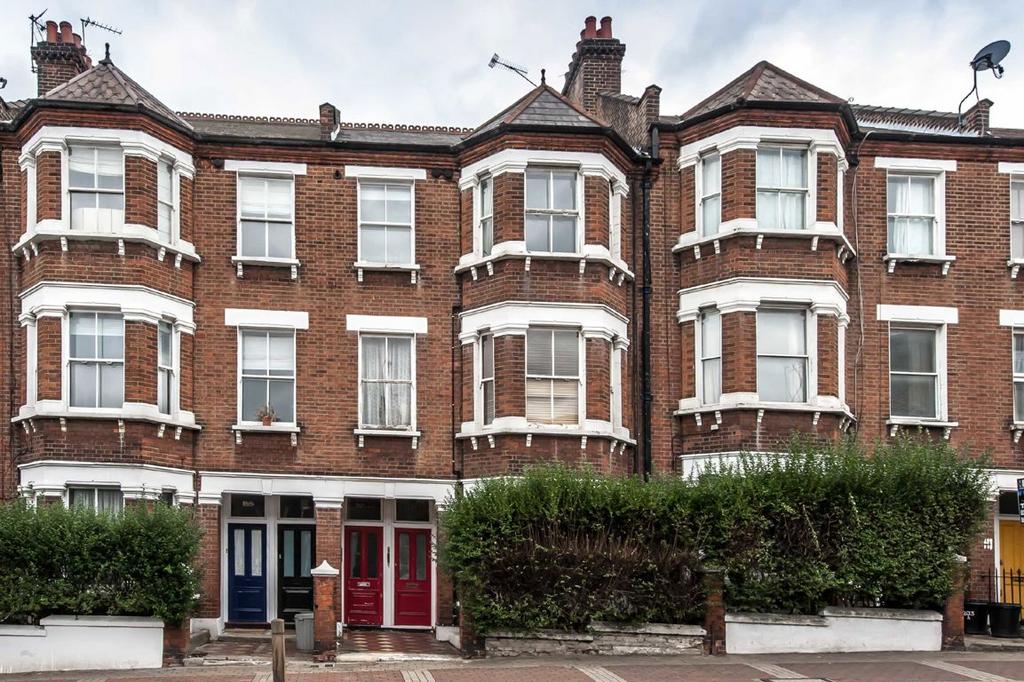 Latchmere Road, London SW11 3 bed flat - £3,300 pcm (£762 pw)