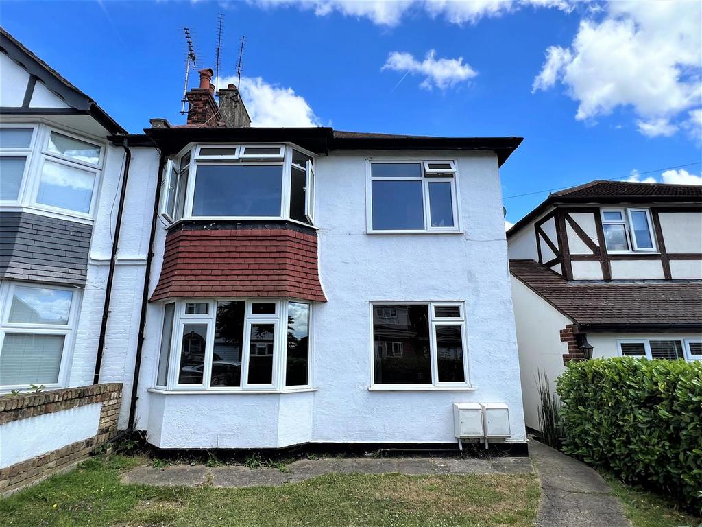 Kingswood Chase, Leigh-On-Sea 2 bed flat - £1,200 pcm (£277 pw)