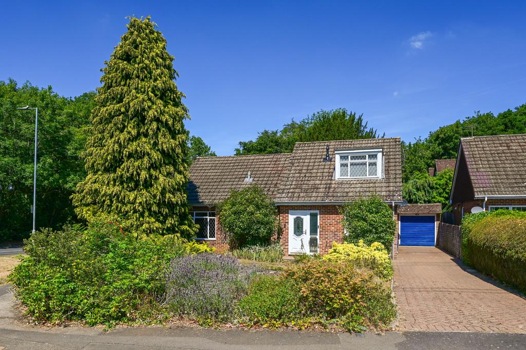 Maybrick Close, Sandhurst GU47 3 bed detached house - £475,000