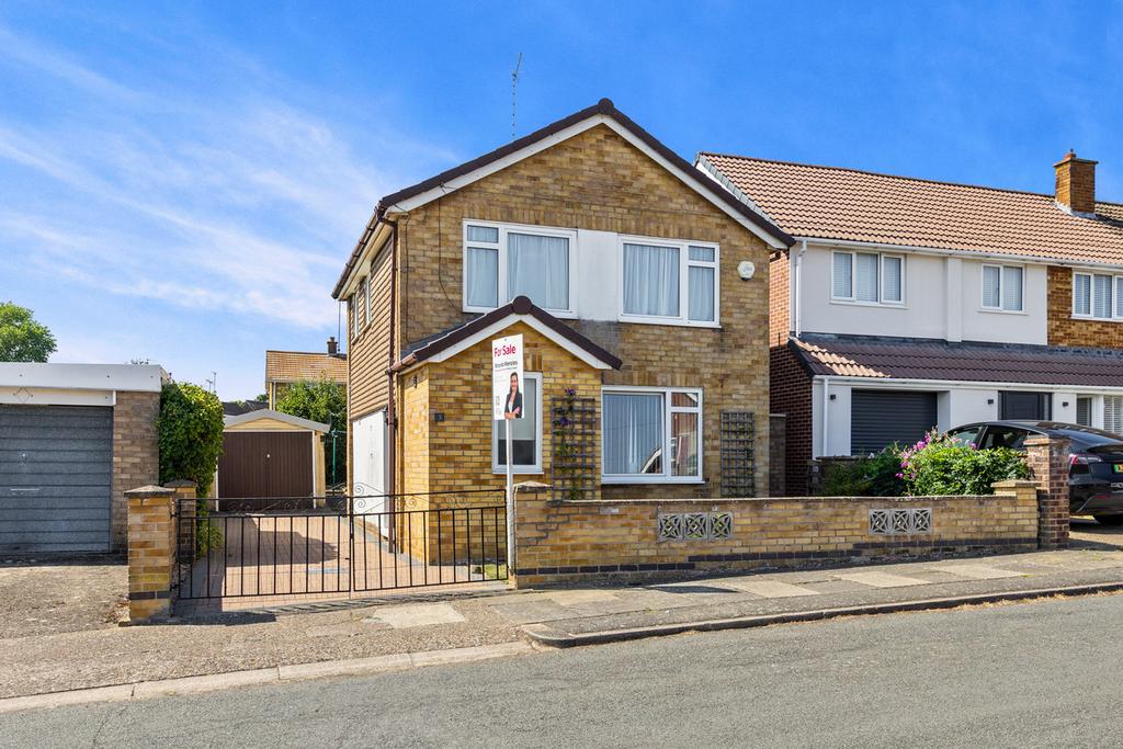 Howard Avenue, Corby, NN17 3 bed detached house - £260,000