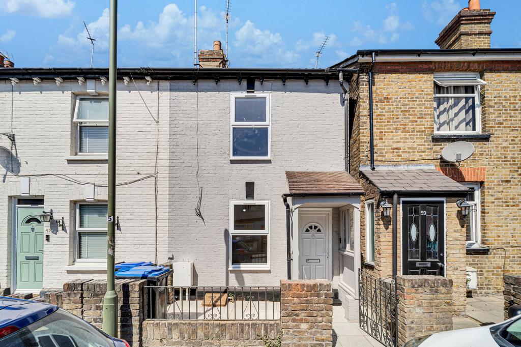 New Road, Staines-upon-thames TW18 3 bed semi-detached house - £450,000