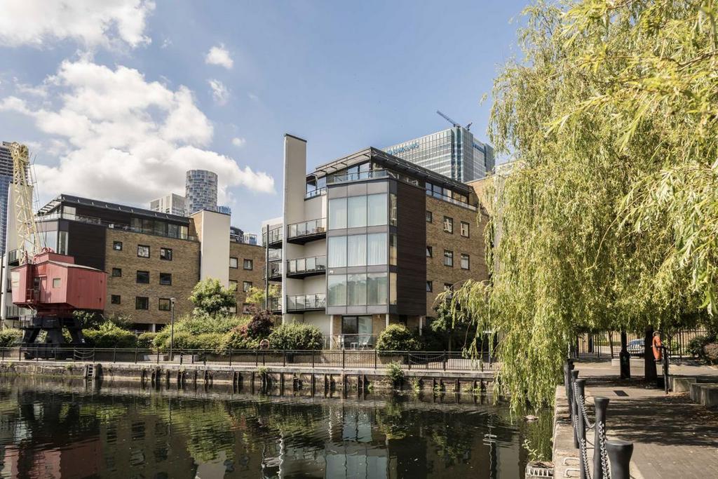 Boardwalk Place, London E14 2 bed flat - £2,496 pcm (£576 pw)