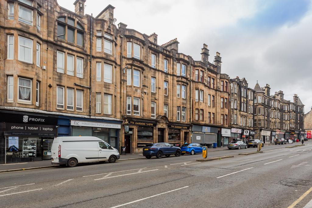 3-2 69 Causeyside Street, Paisley... 3 bed flat - £90,000