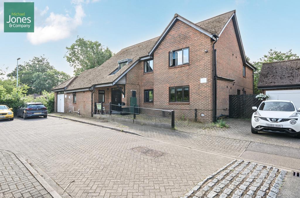Shetland Court, Worthing, West... House share - £775 pcm (£179 pw)