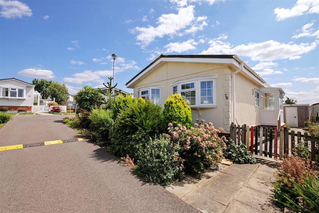 Applegarth Park Seasalter Lane... 2 bed park home for sale - £195,000