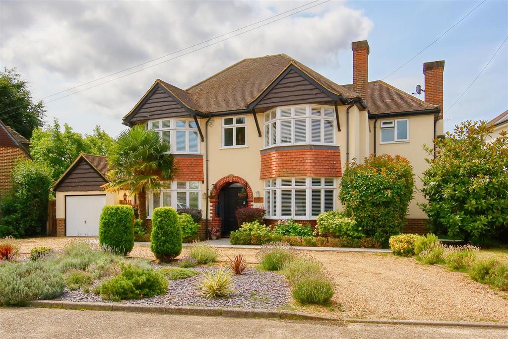 Clock House Close, Byfleet 5 bed detached house - £4,500 pcm (£1,038 pw)