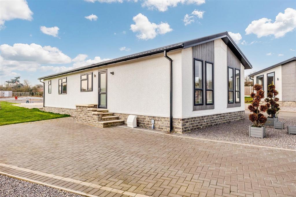Offenham Road, Evesham WR11 2 bed park home for sale - £239,000