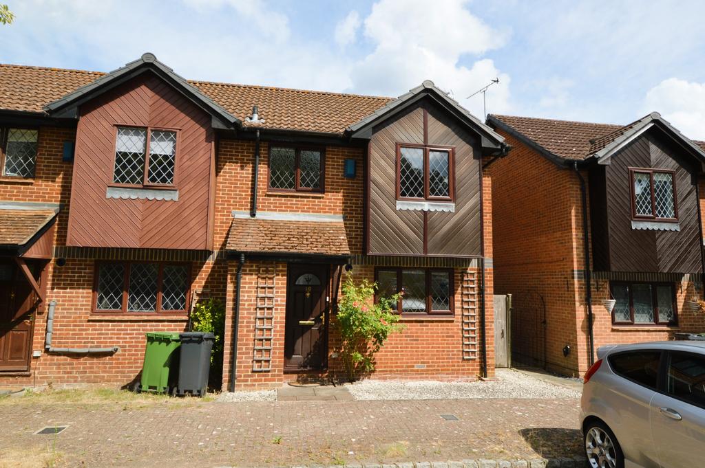 Suffolk Close, Bagshot 2 bed end of terrace house for sale - £350,000