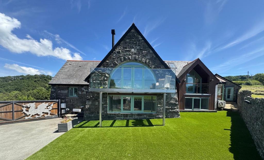 Nant Y Rhiw, Llanrwst 4 bed detached house for sale - £700,000