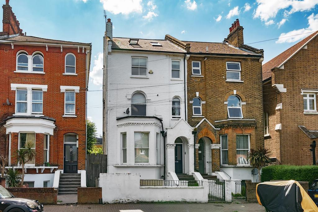 Ramsden Road, London, SW12 2 bed apartment - £2,800 pcm (£646 pw)
