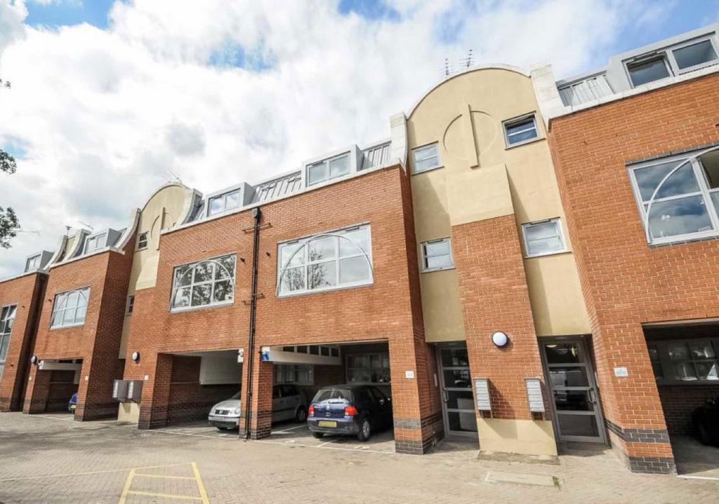 Barnsbury Lane, Surbiton KT5 1 bed flat to rent - £1,300 pcm (£300 pw)