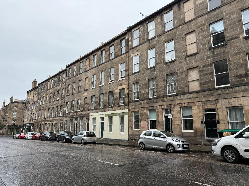West Preston Street, Edinburgh EH8 4 bed flat - £2,950 pcm (£681 pw)