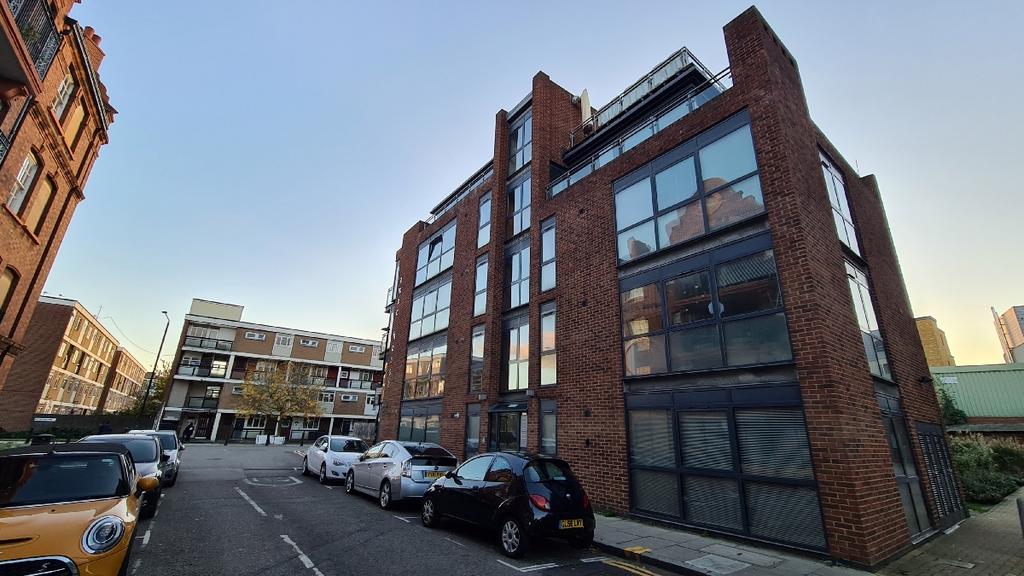 Redmans Road, London, Whitechapel 1 bed ground floor flat - £320,000